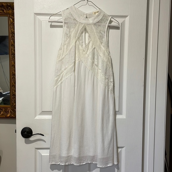 Miami Lace | Dresses | White Lace High Neck Flowy Dress Keyhole Front ...